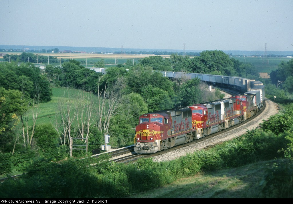 ATSF 104 getting a run west bound for the hill,